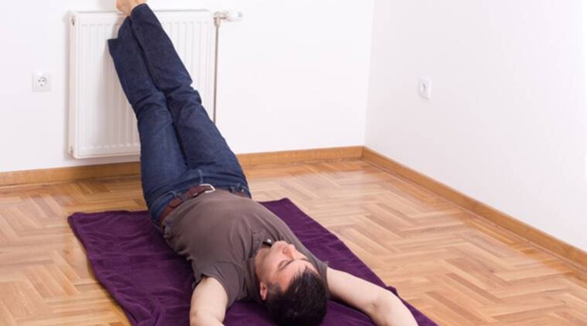 ફિટનેસ : આ પાંચ સરળ યોગ આસનો તમે દિવાલનો ઉપયોગ કરીને પ્રેક્ટિસ કરી શકો ...