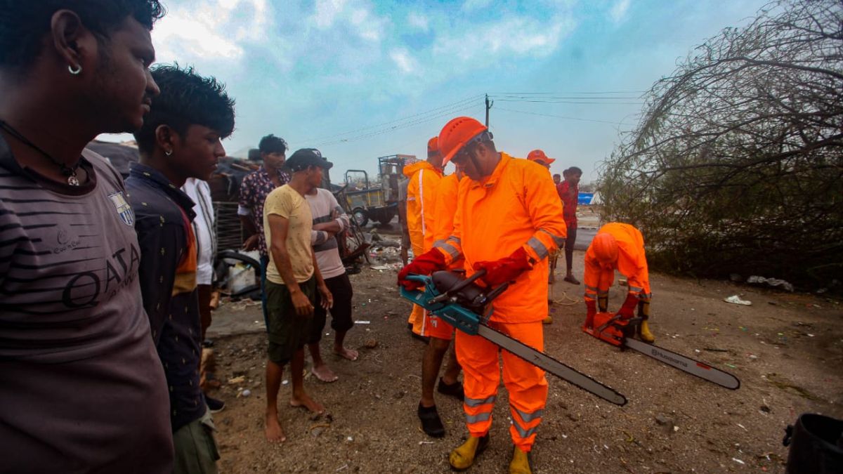 Cyclone Biparjoy Gujarati News, Vavajodu Live Gujarat Heavy Rain: Photo ...
