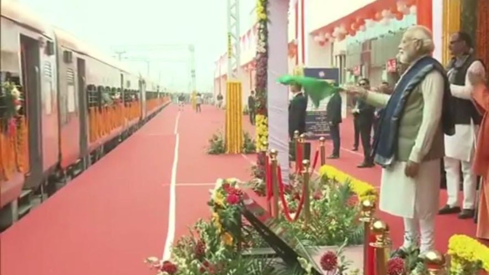 વડાપ્રધાન નરેન્દ્ર મોદી અયોધ્યા પહોંચ્યા | Prime Minister Narendra Modi ...