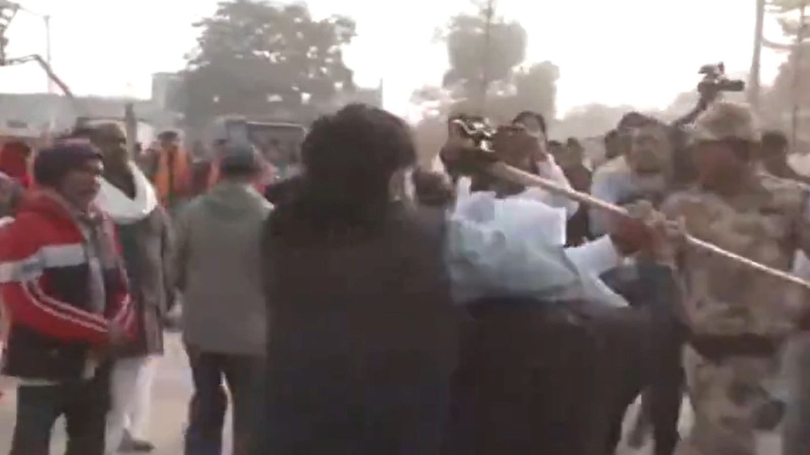 અયોધ્યામાં કોંગ્રેસ સમર્થક અને સ્થાનિક લોકો વચ્ચે ઝડપ, જાણો કારણ ...