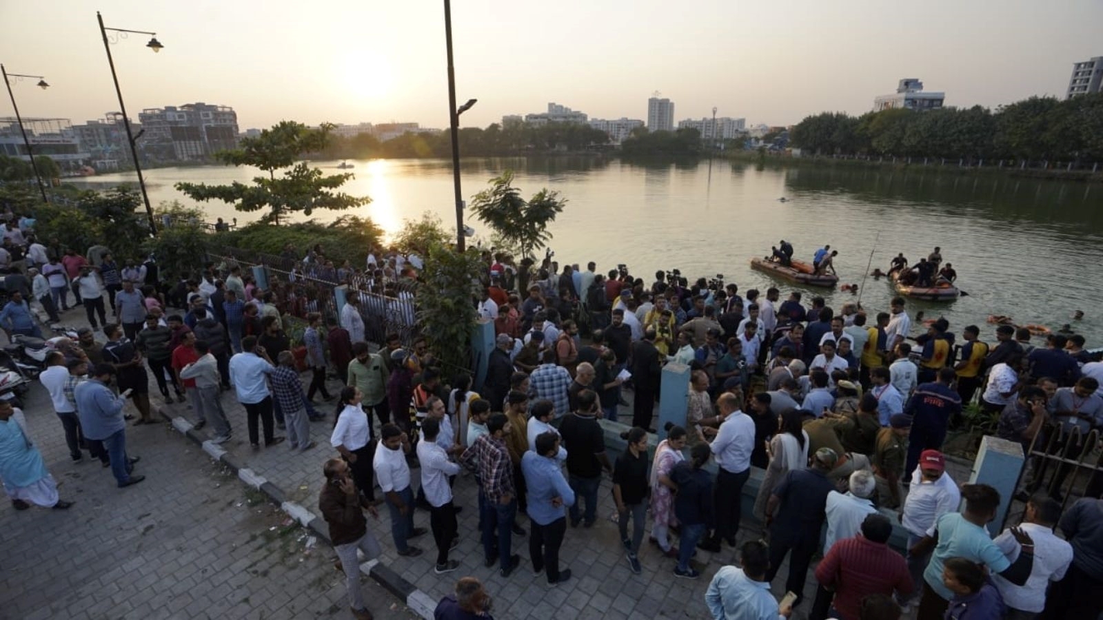 Vadodara Harni Lake Tragedy: વડોદરામાં હરણી મોટનાથ તળાવમાં બોટ પલટી, 14 ...