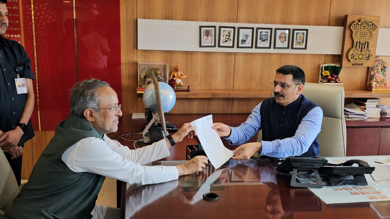 કોંગ્રેસના દિગ્ગજ નેતા અર્જુન મોઢવાડિયાએ રાજીનામું આપ્યું - Arjun ...