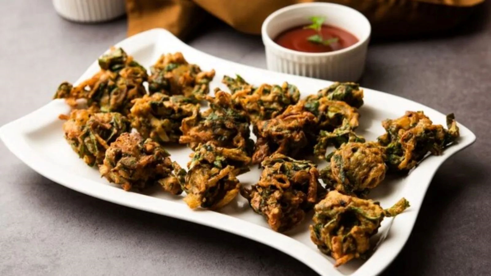 હલવાઈ સ્ટાઇલમાં પાલકના પકોડા બનાવવાની રેસીપી | palal pakode recipe how ...