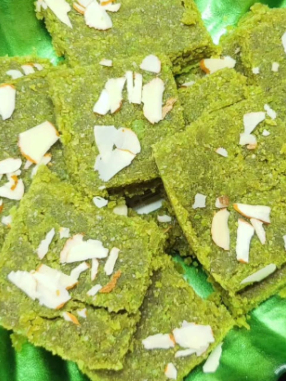 હેલ્થી અને ટેસ્ટી લીલા ચણાની સુખડી (જાદરીયું) રેસીપી | Jadariyu Recipe ...