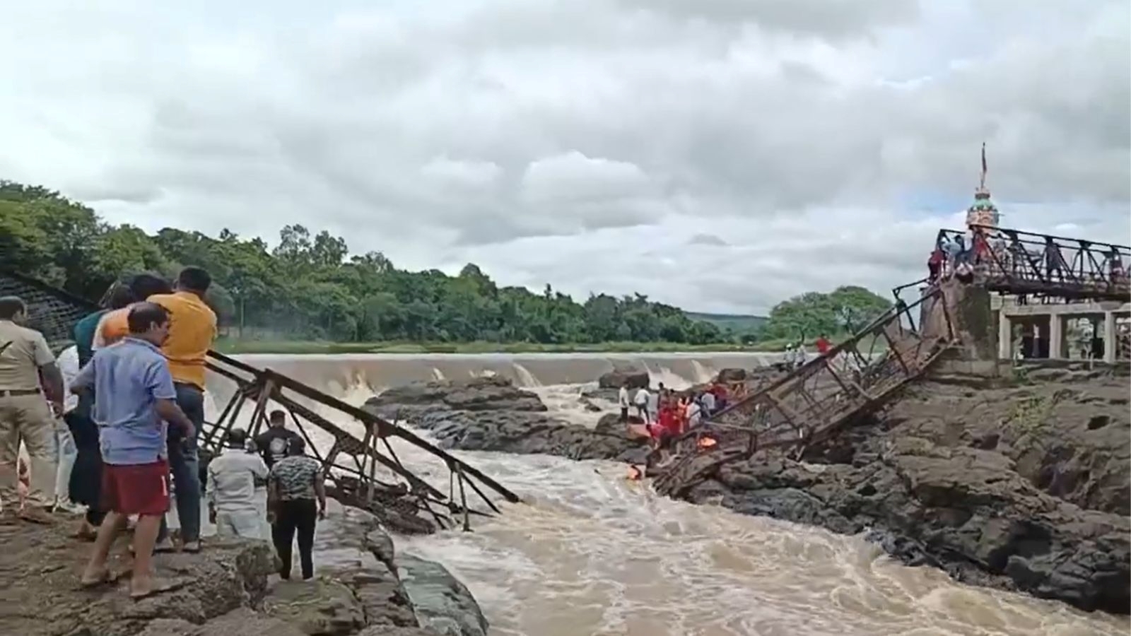 Pune Bridge On Indrayani River Collapsed | પુણેમાં ઈન્દ્રાયાણી નદી પરનો ...